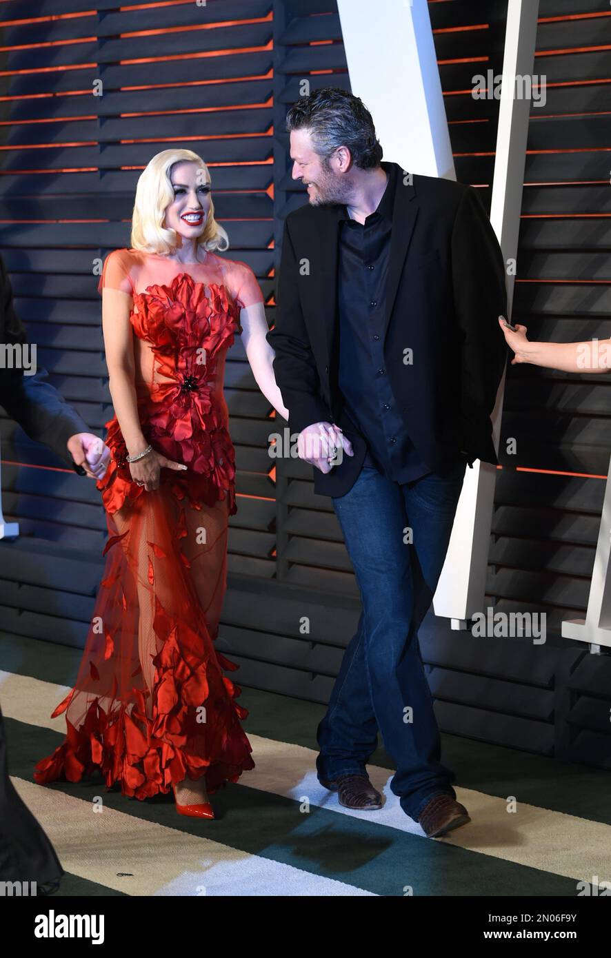 Gwen Stefani, left, and Blake Shelton arrive at the Vanity Fair Oscar ...