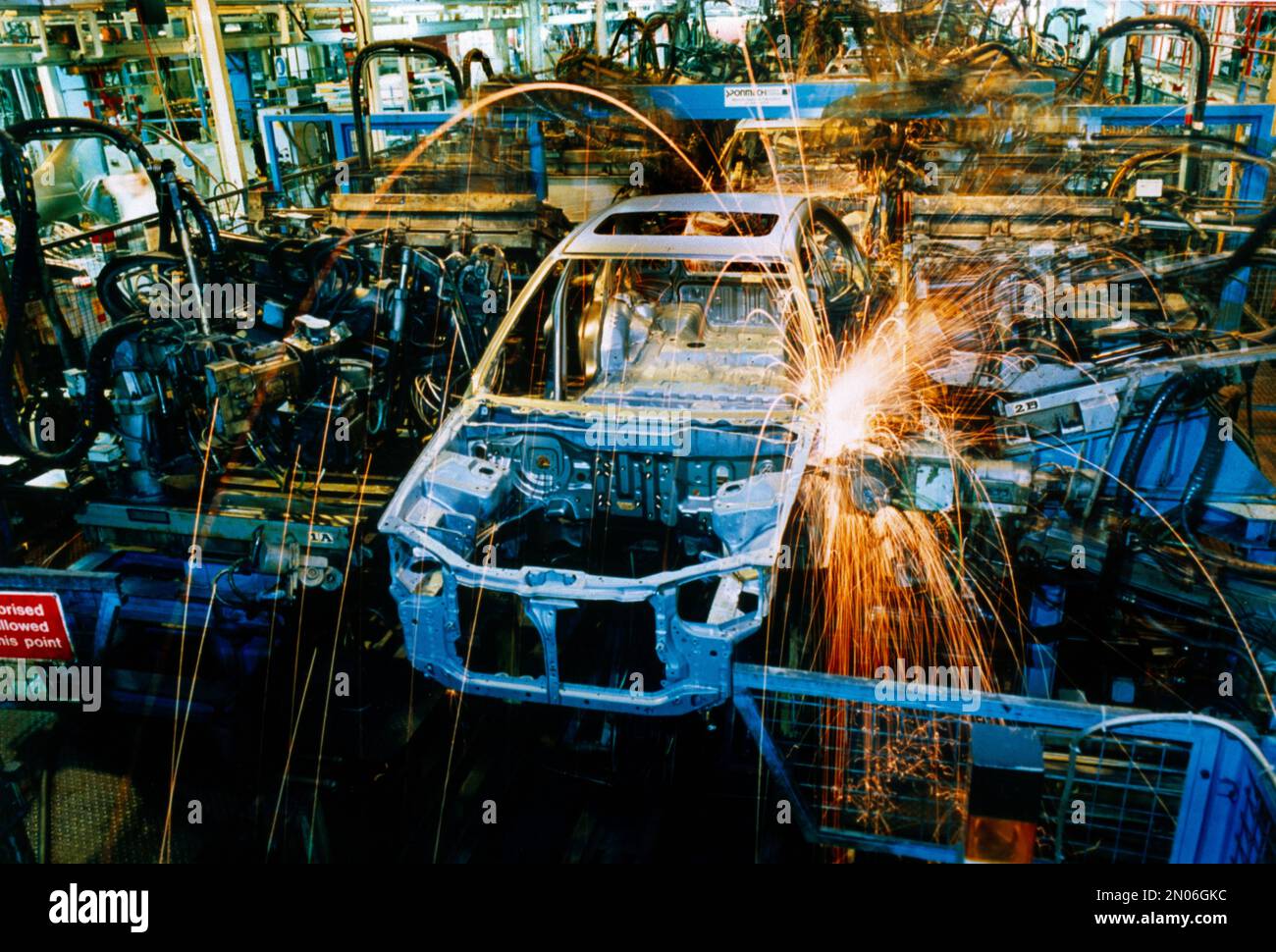 Rover 400 Bodies On The Robotic Finish Weld Line Stock Photo - Alamy