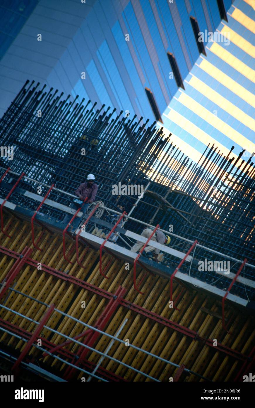 Dubai UAE Construction Workers on Scaffolding Stock Photo - Alamy