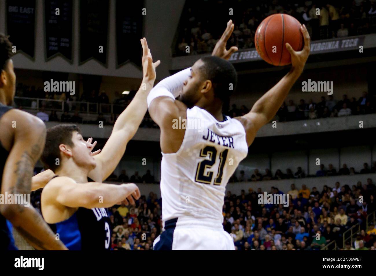 Pittsburgh's Sheldon Jeter (21) plays against Duke in an NCAA college ...