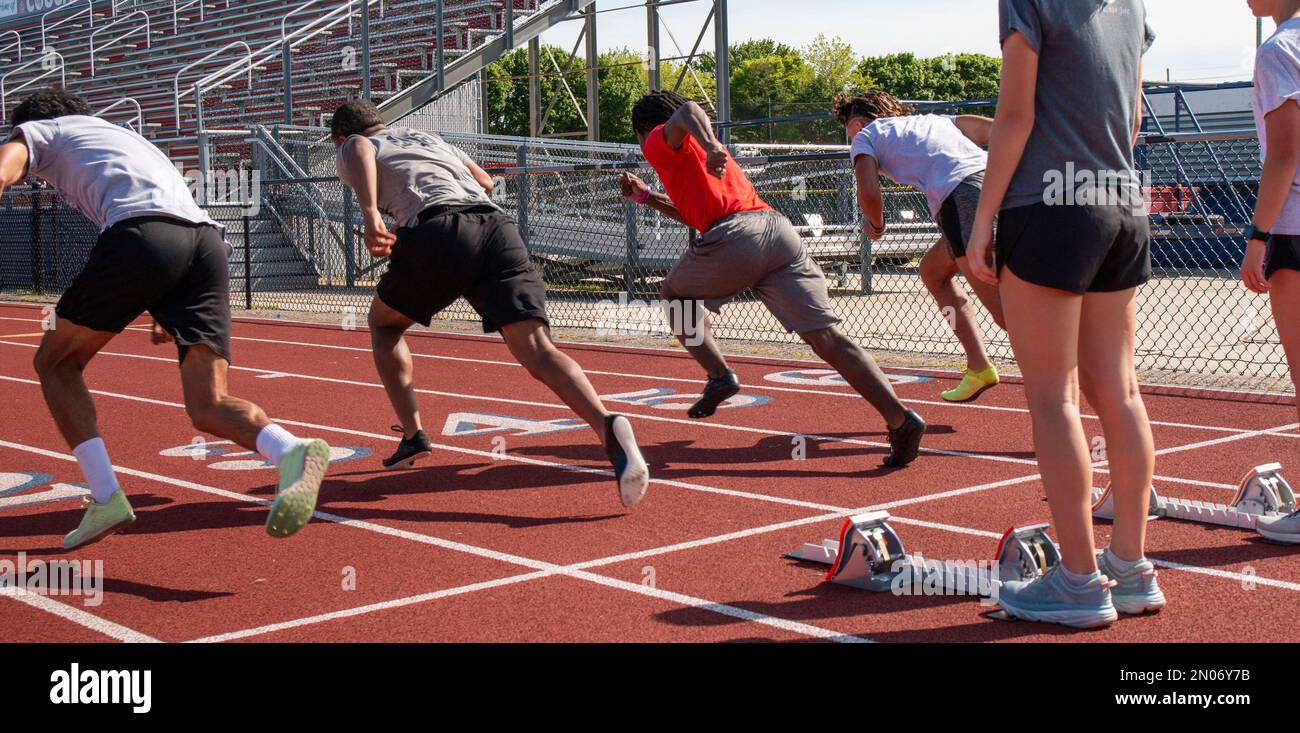 Runners starting blocks hi-res stock photography and images - Alamy