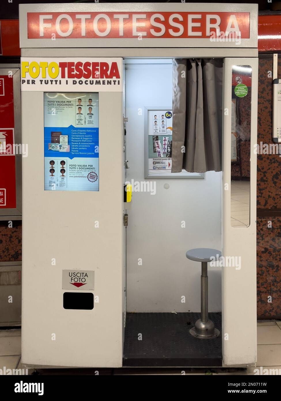 photo booth in the Cadorna metro station, Milan, Italy Stock Photo - Alamy