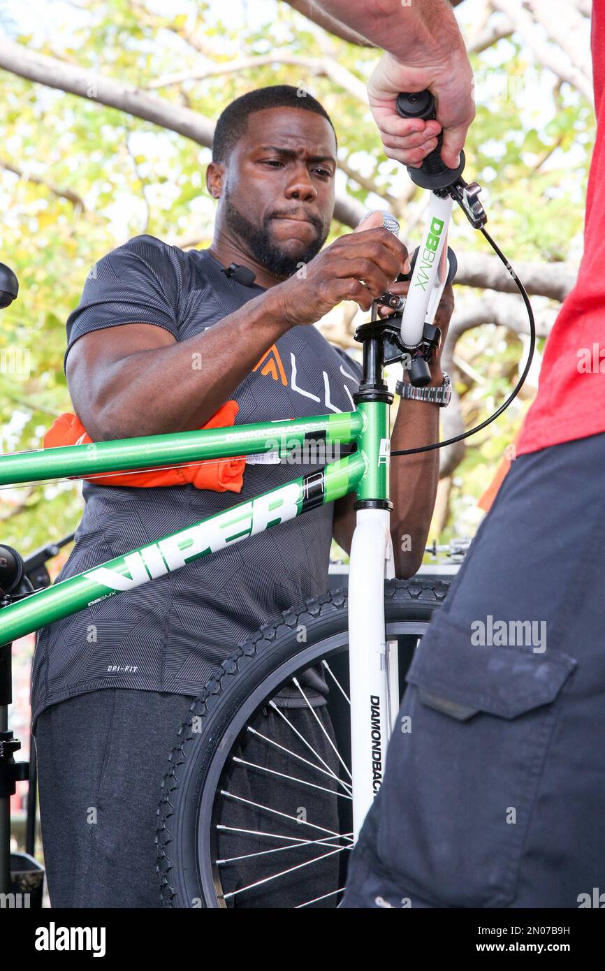 Kevin Hart helps assemble a bicycle at the 2016 Rally HealthFest at The ...