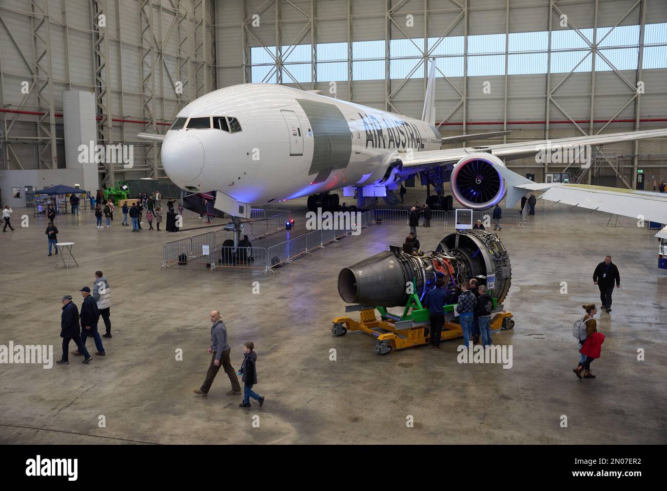 Hahn, Germany. 05th Feb, 2023. Visitors look at aircraft being serviced ...