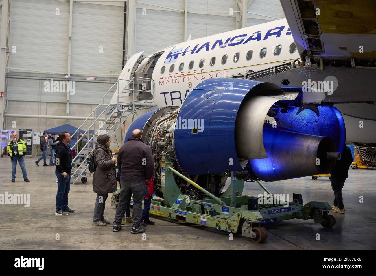 Hahn, Germany. 05th Feb, 2023. Visitors look at aircraft being serviced ...
