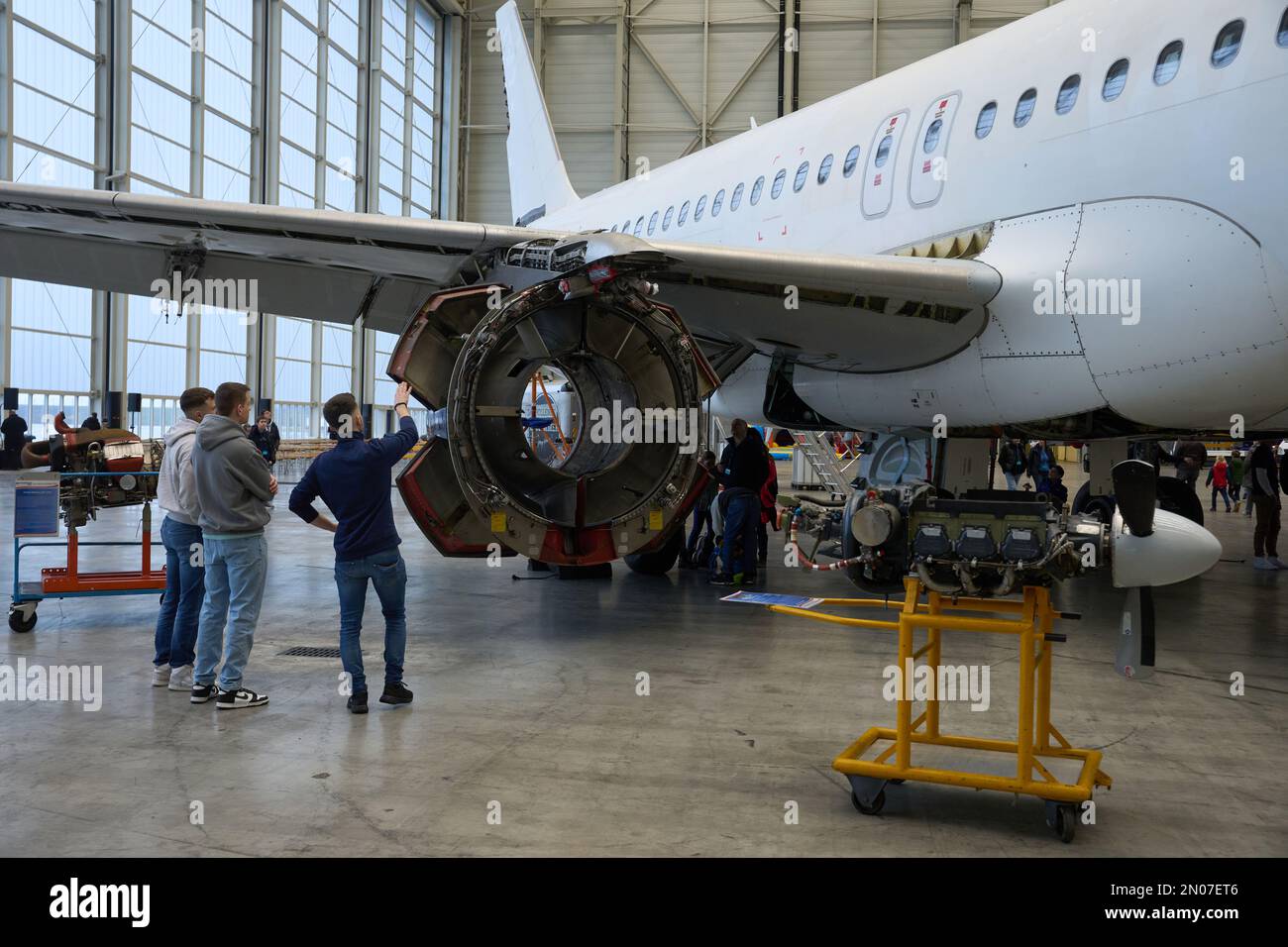 Hahn, Germany. 05th Feb, 2023. Visitors look at aircraft being serviced ...