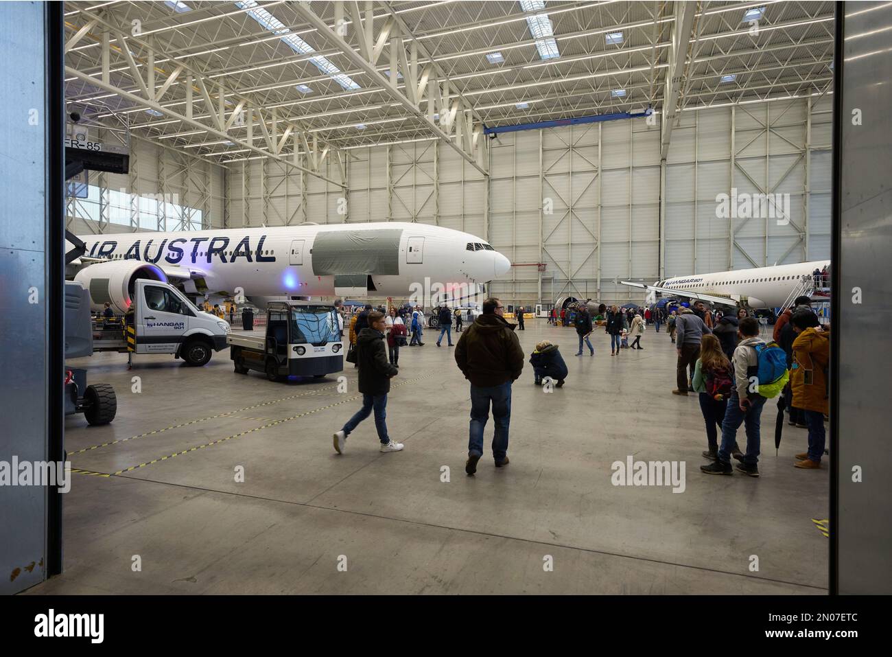 Hahn, Germany. 05th Feb, 2023. Visitors look at aircraft being serviced ...
