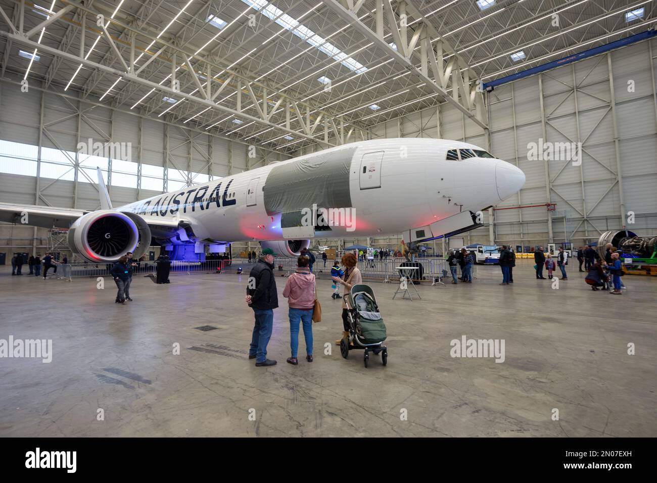 Hahn, Germany. 05th Feb, 2023. Visitors look at aircraft being serviced ...