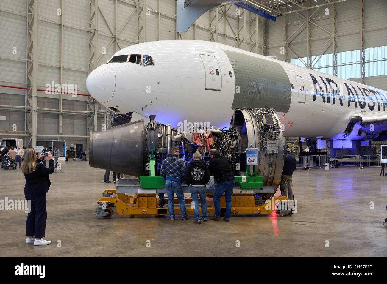 Hahn, Germany. 05th Feb, 2023. Visitors look at aircraft being serviced ...