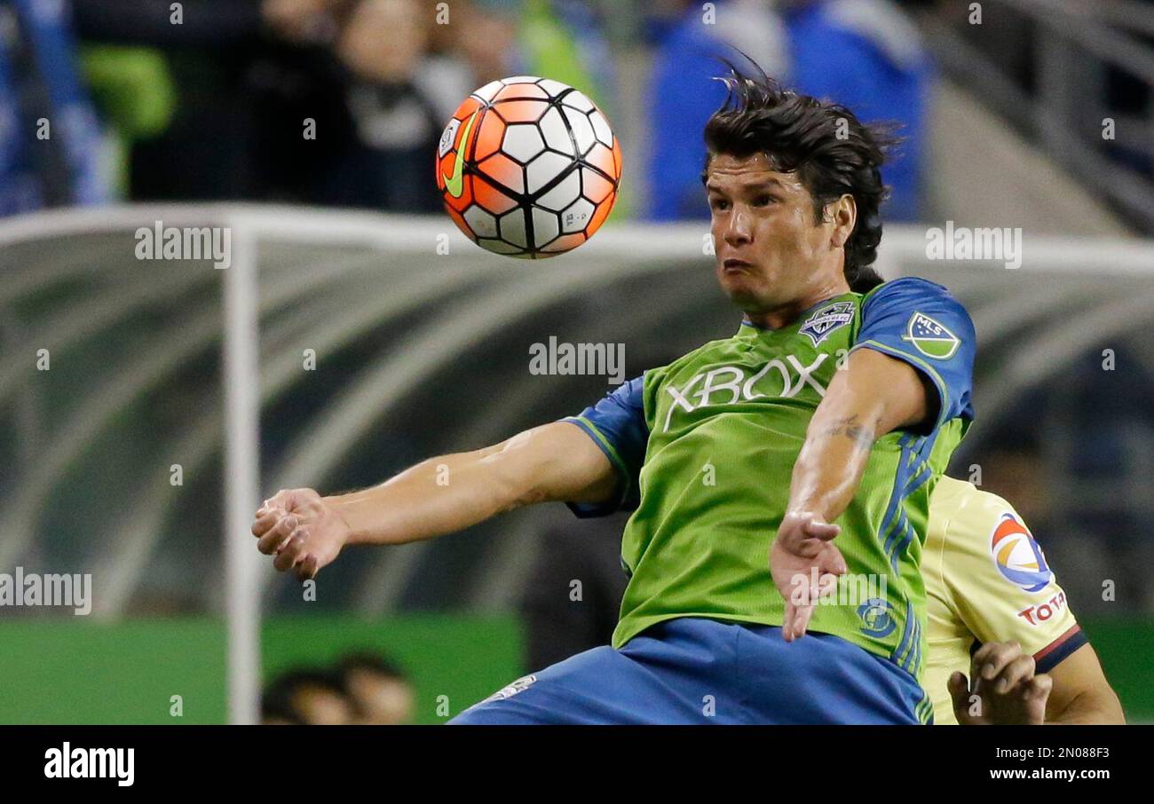 Seattle Sounders forward Nelson Valdez bounces the ball off his chest ...