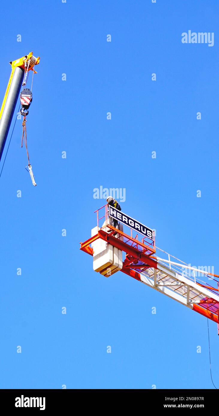 Construction of a crane for the realization of a block of flats in ...