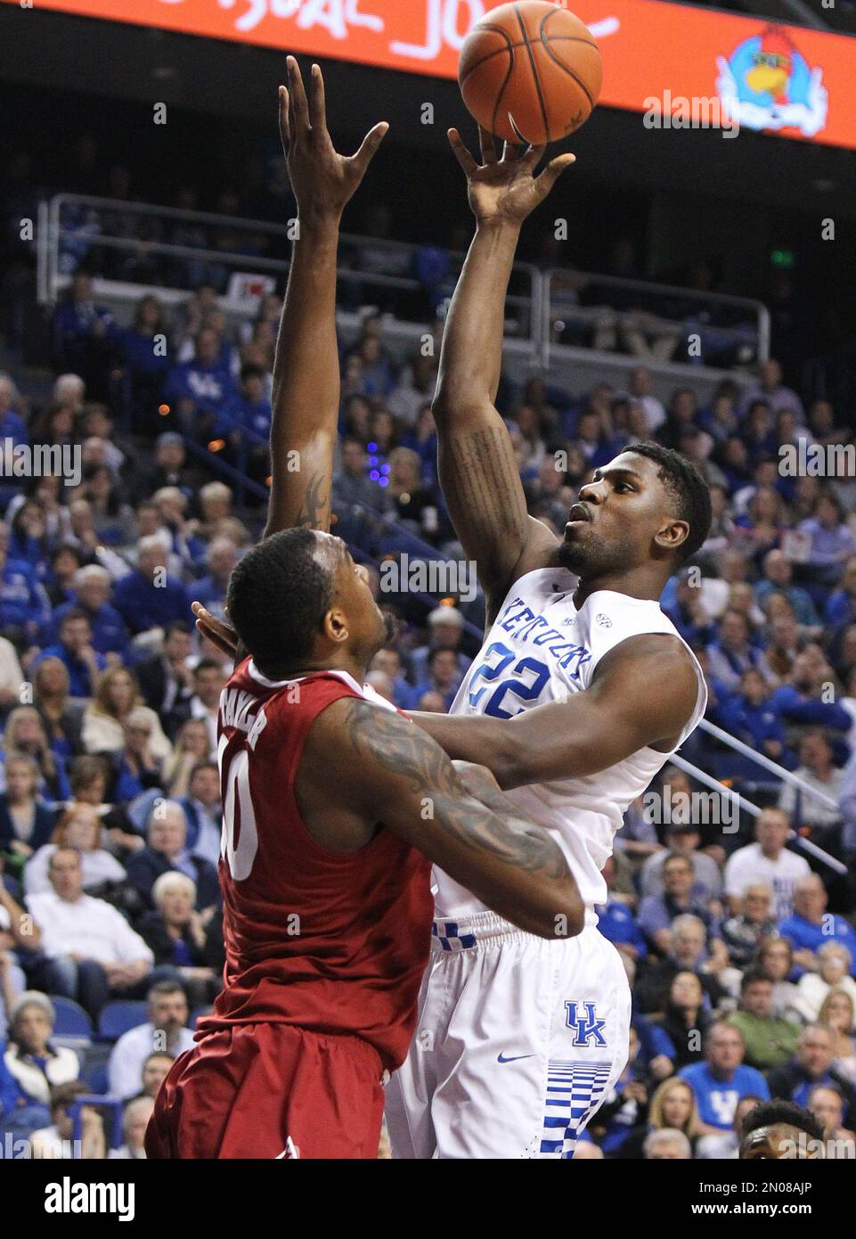 Kentucky's Alex Poythress, right, shoots while defended by Alabama's ...
