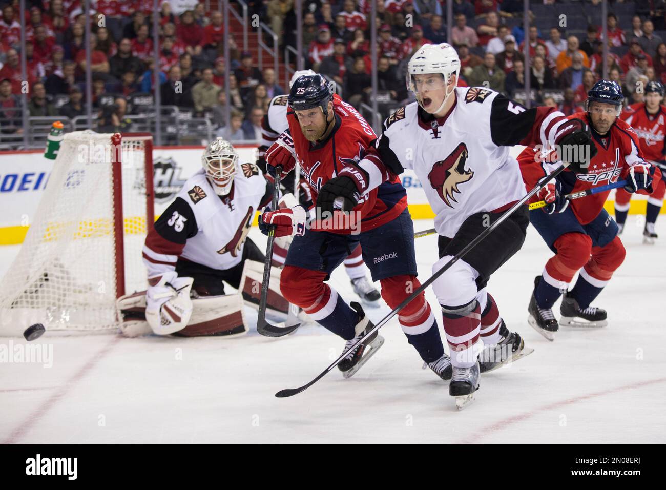 Washington Capitals left wing Jason Chimera (25) races Arizona Coyotes ...