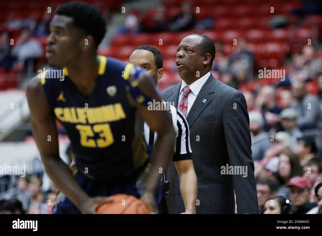 Washington State head coach Ernie Kent, right, instructs his team ...