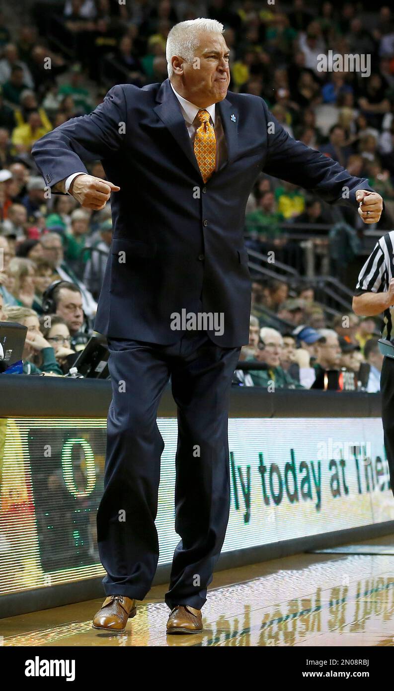 Oregon State head coach Wayne Tinkle gets upset during the first half ...