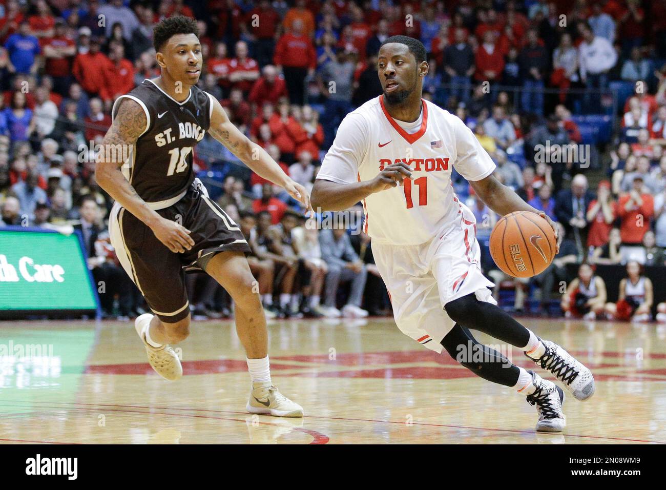 Dayton's Scoochie Smith (11) drives past St. Bonaventure's Jaylen Adams ...