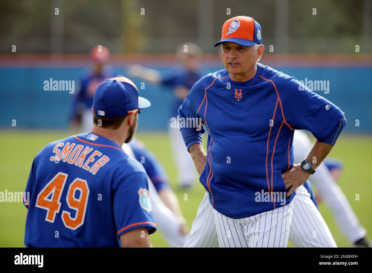 New York Mets manager Terry Collins, right, talks to pitcher Josh ...