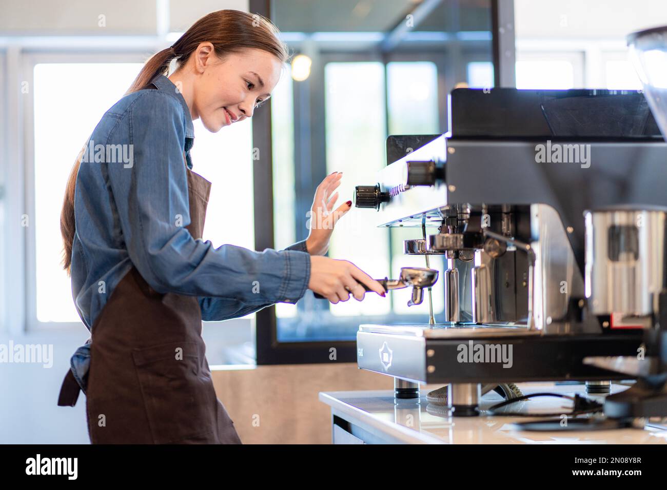 Customers counter retail service hi-res stock photography and images ...