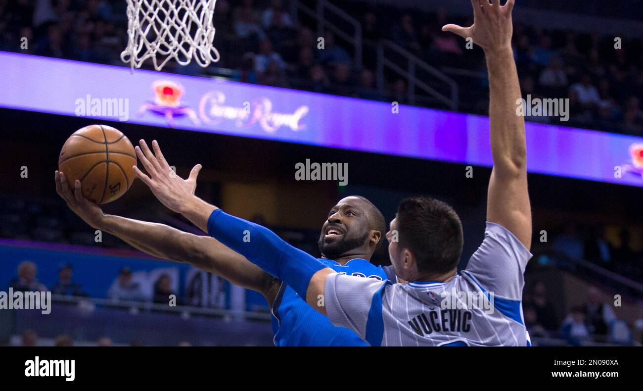 Dallas Mavericks guard Raymond Felton, left, lays the ball up against ...