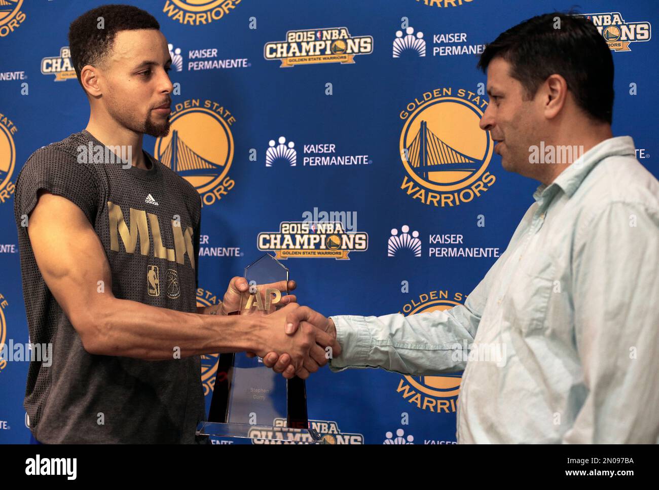Golden State Warriors' Stephen Curry, left, shakes hands with ...