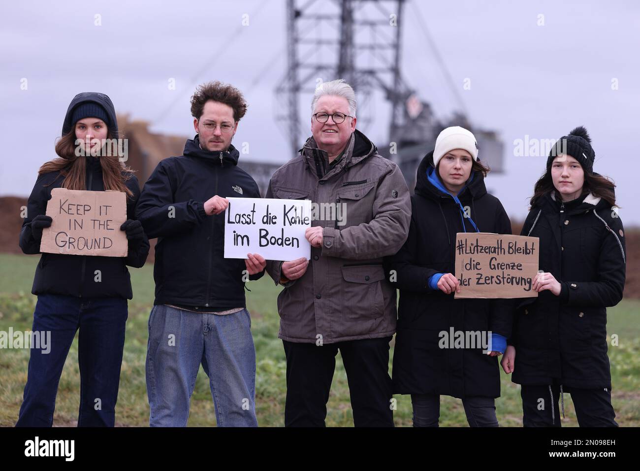 05 February 2023, North Rhine-Westphalia, Keyenberg: Participants ...