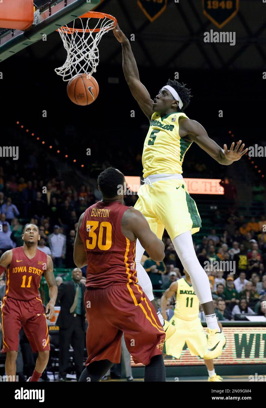 Baylor forward Johnathan Motley (5) dunks the ball over Iowa State's ...