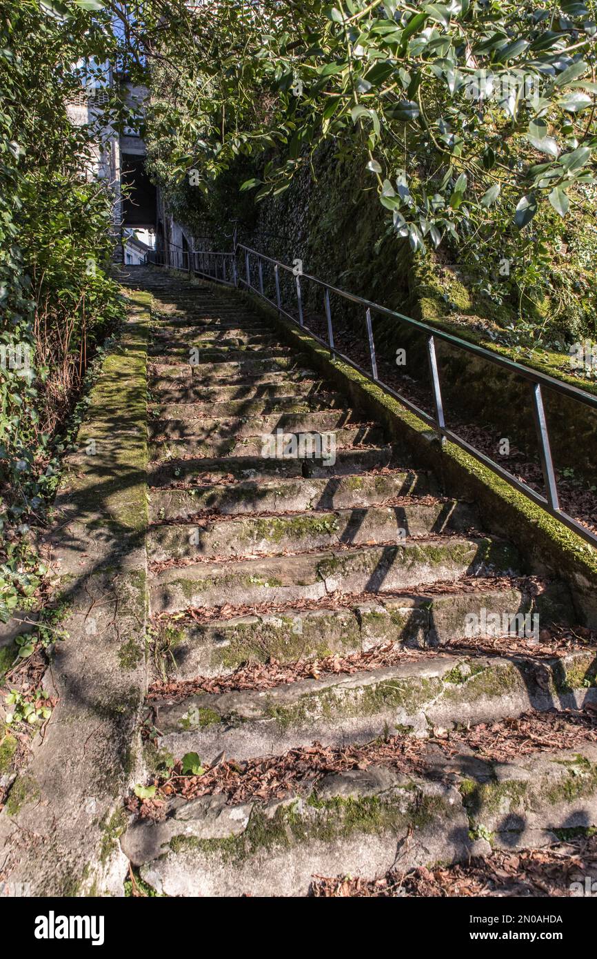 Escalier descendant au lavoir au bord de la Vézère Stock Photo - Alamy