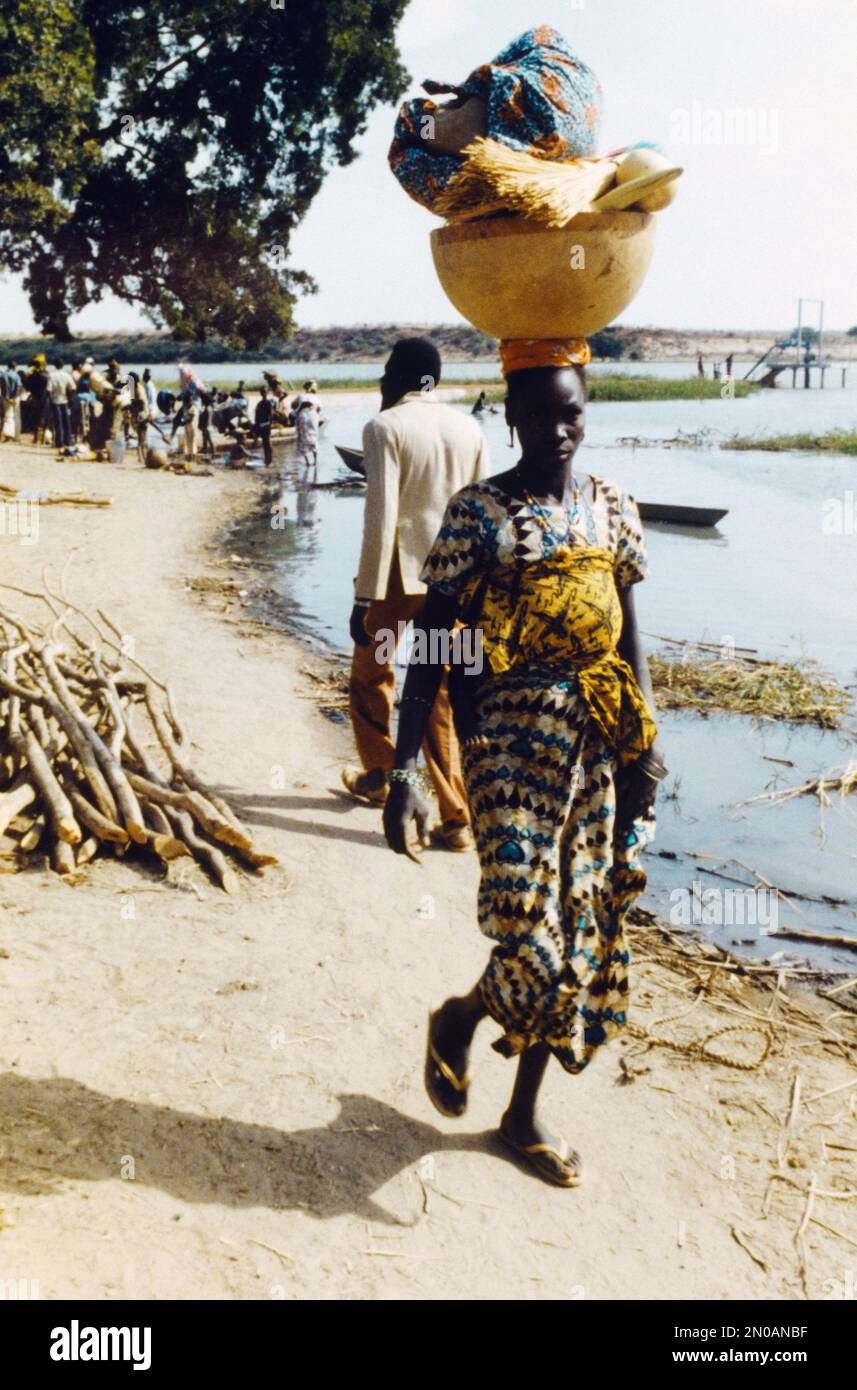 African woman carrying pot on her head hi-res stock photography and ...