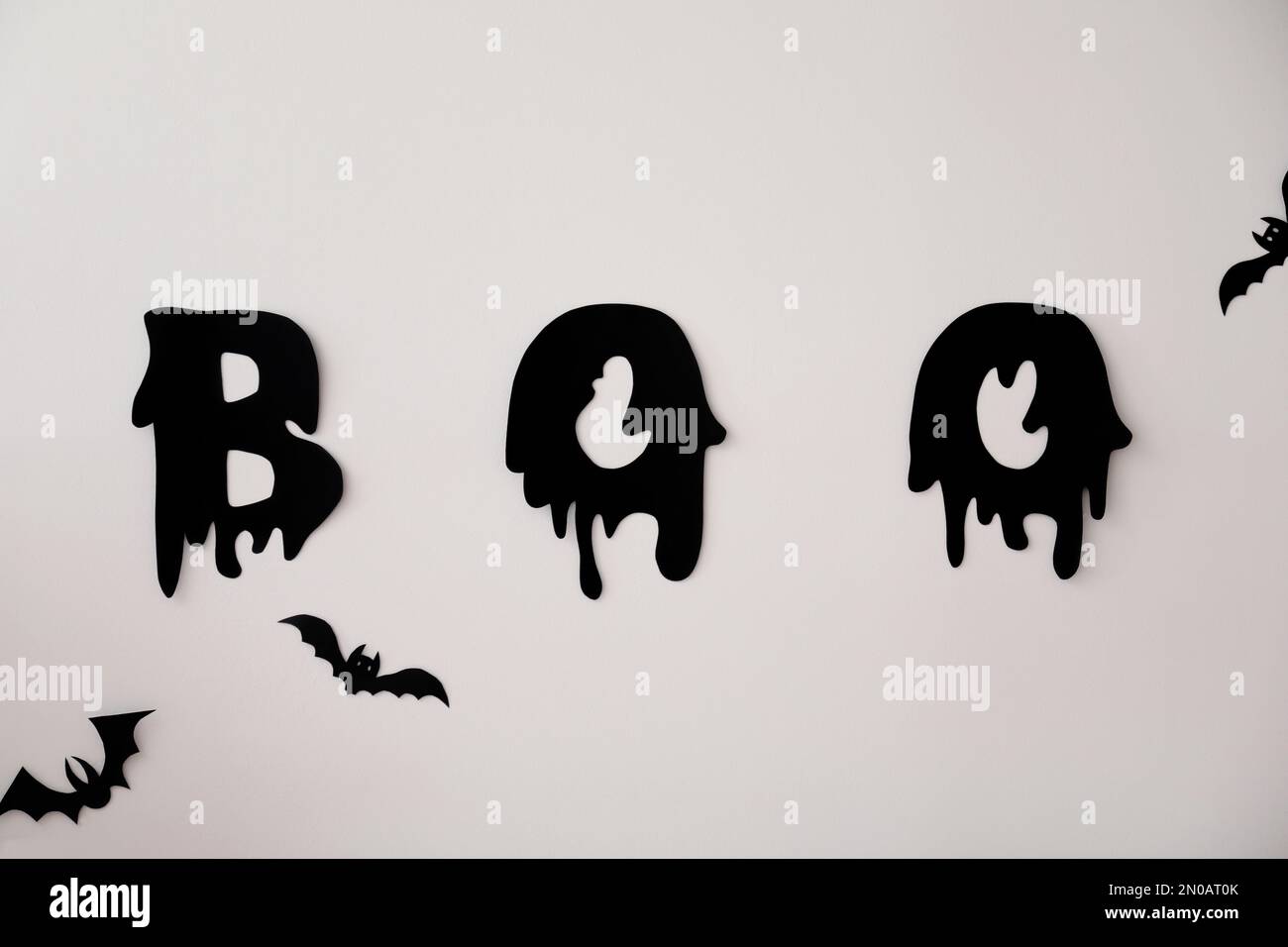 Paper bats and word BOO on white wall. Halloween decor Stock Photo - Alamy