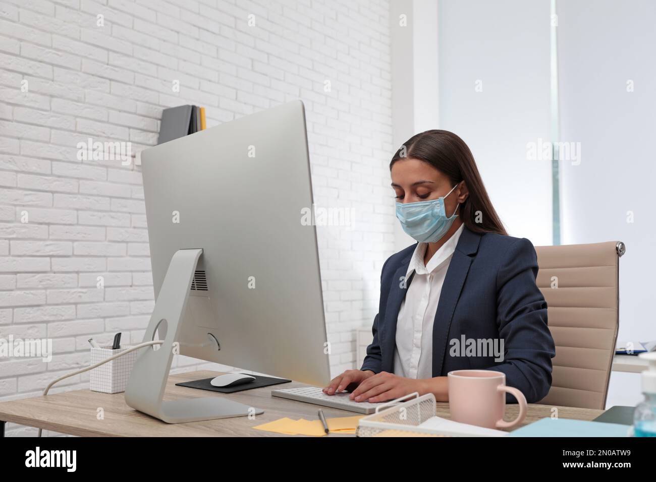 Office employee in respiratory mask at workplace Stock Photo - Alamy