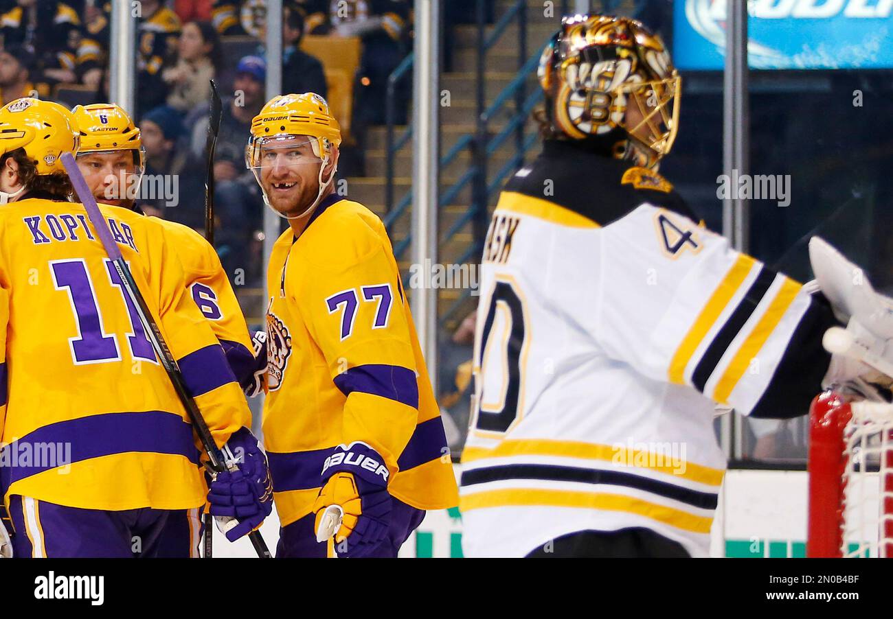 Los Angeles Kings' Jeff Carter (77) looks over at Boston Bruins goalie ...