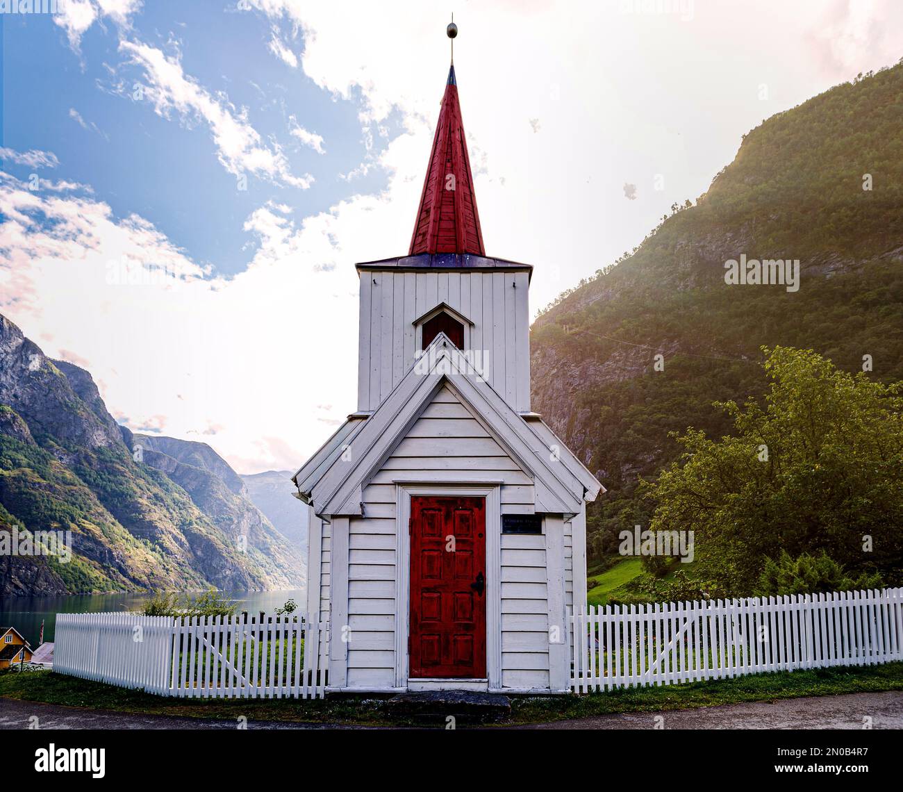 Die kleinste Stabkirche Skandinaviens in Undredal am Aurlandsfjord in ...