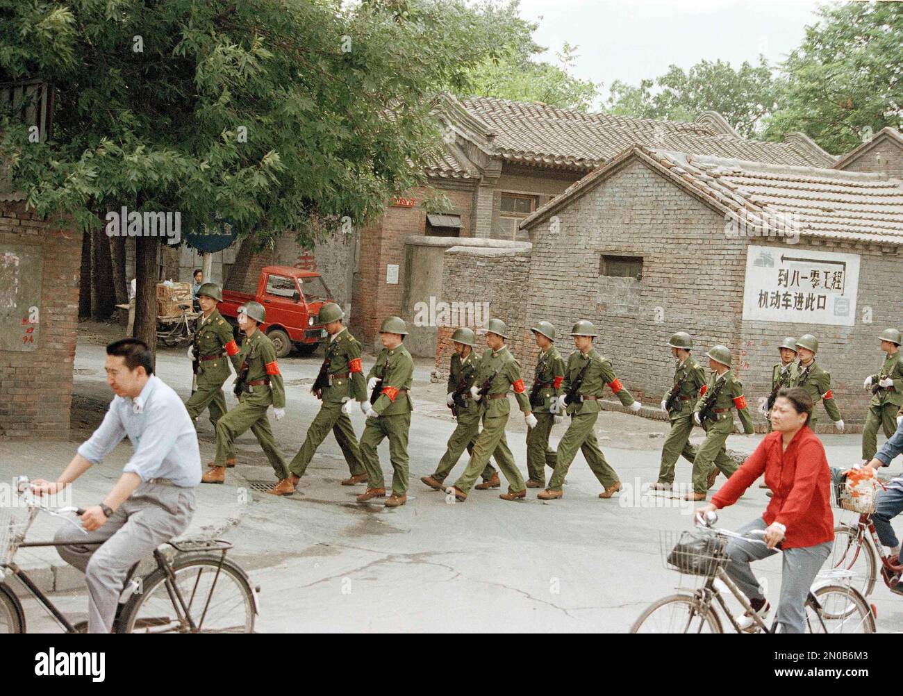 Chinese foot soldiers march amid the bicycle commuters in central ...