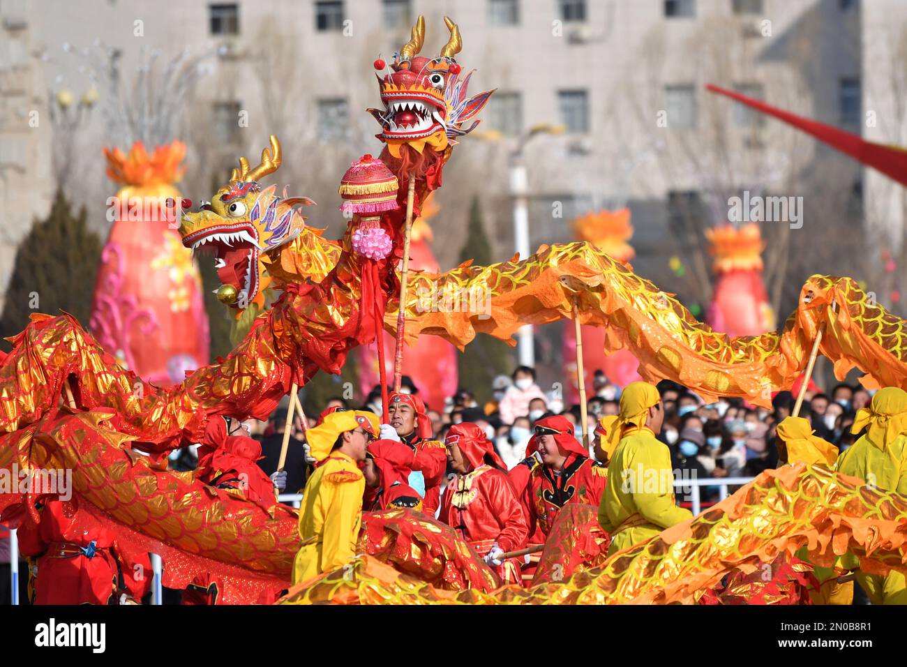 (230205) -- BAIYIN, Feb. 5, 2023 (Xinhua) -- People perform dragon ...