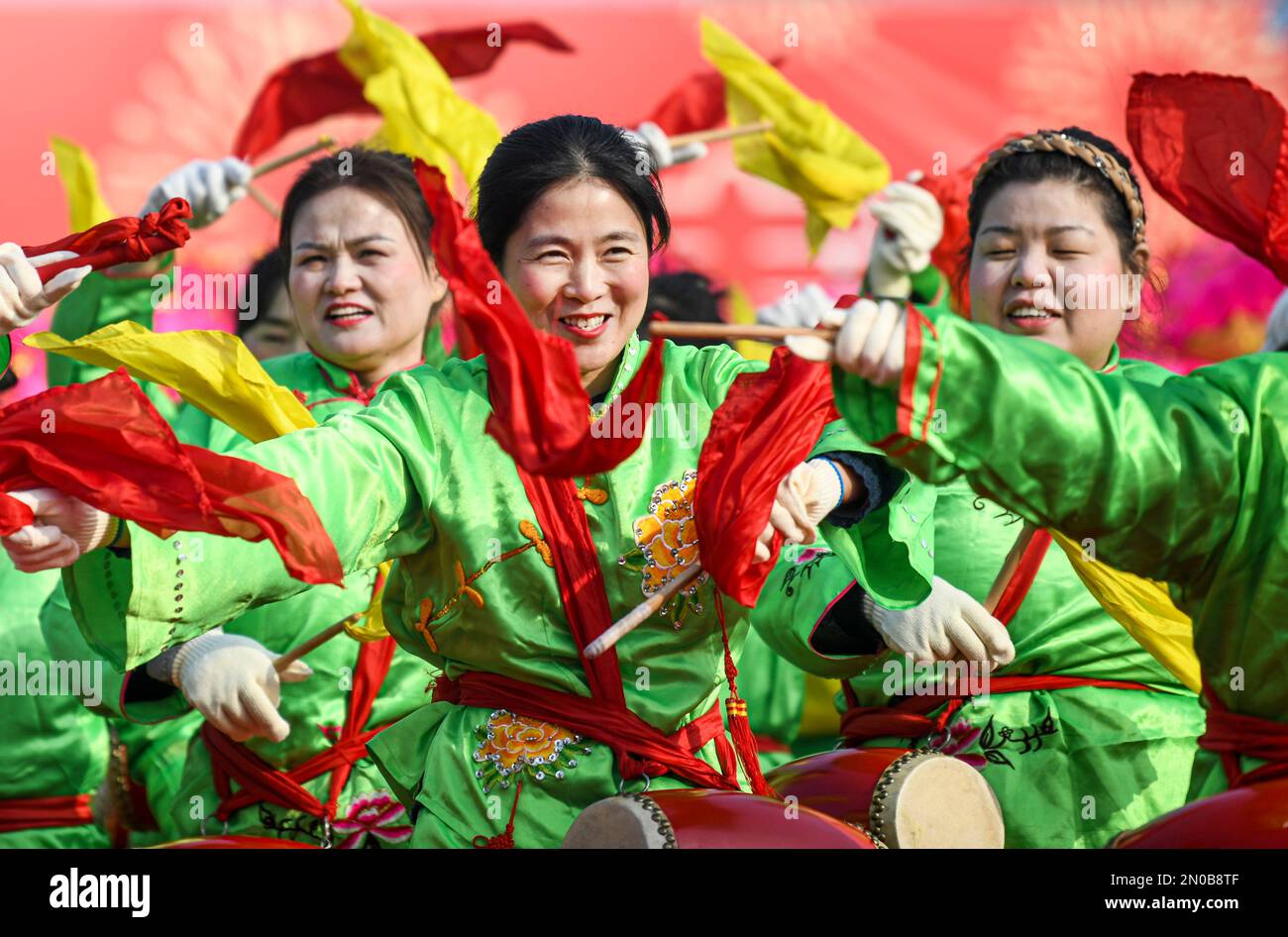(230205) -- URUMQI, Feb. 5, 2023 (Xinhua) -- People perform traditional ...