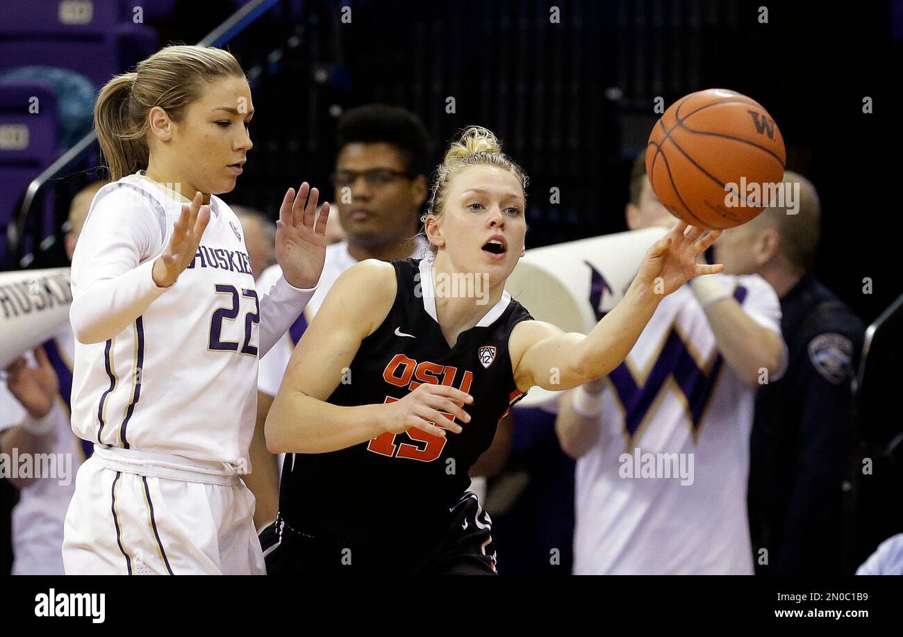 Oregon State's Jamie Weisner, right, gets off a pass as Washington's ...
