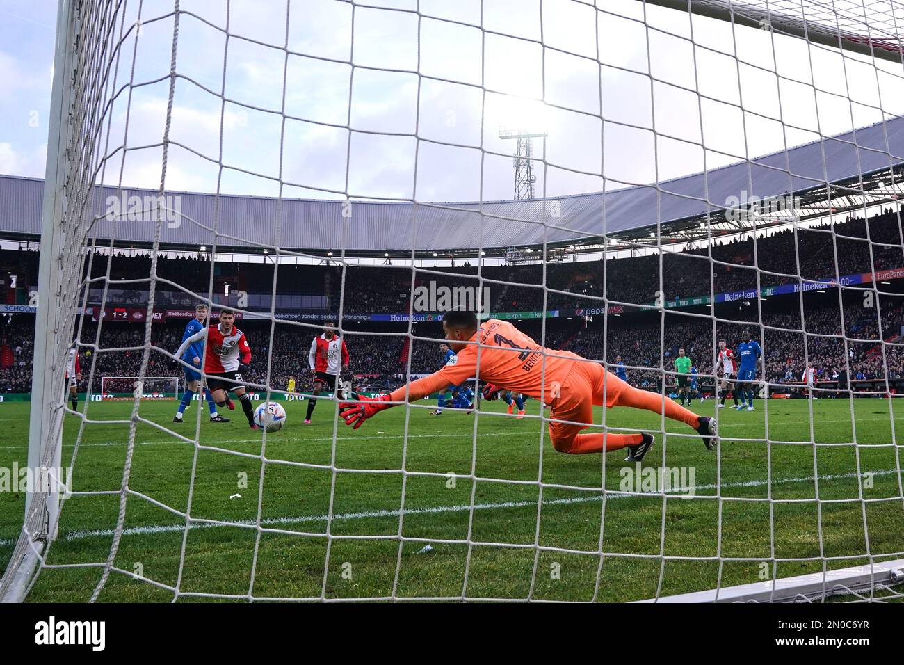 Rotterdam - Alireza Jahanbakhsh of Feyenoord scores the 2-2 during the ...