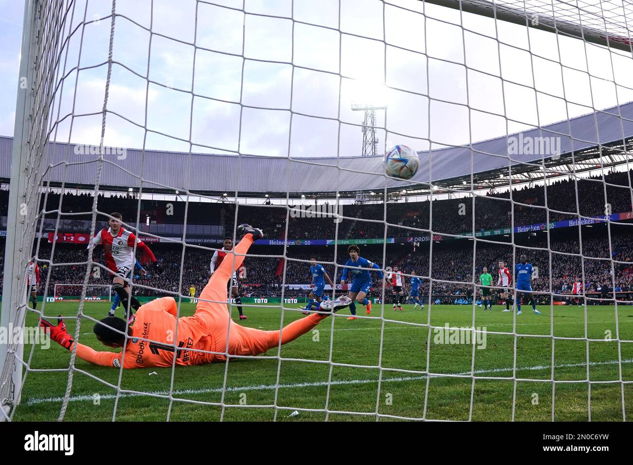Rotterdam - Alireza Jahanbakhsh of Feyenoord scores the 2-2 during the ...