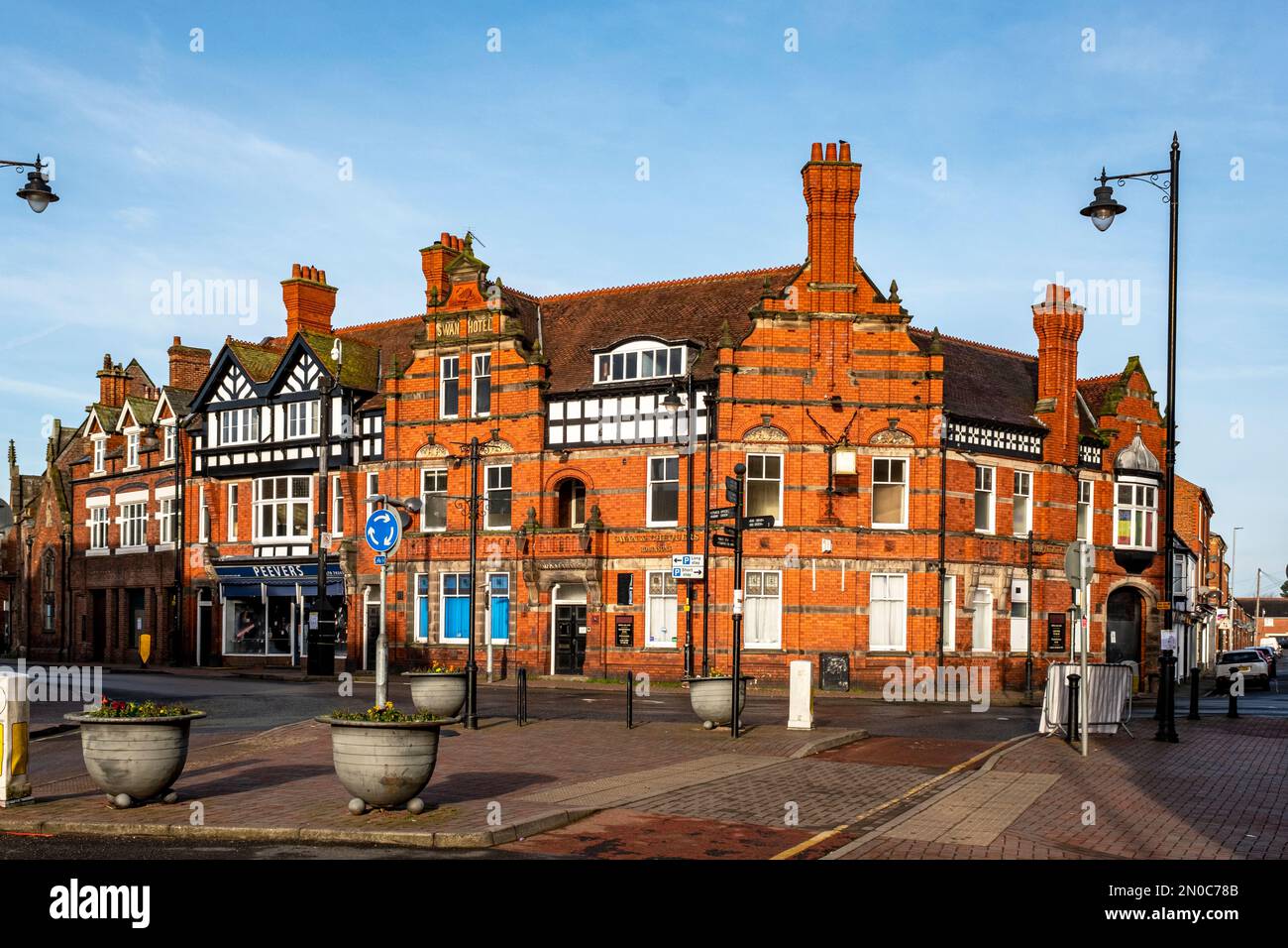 The closed Swan and Chequers pub in Sandbach Cheshire UK Stock Photo ...