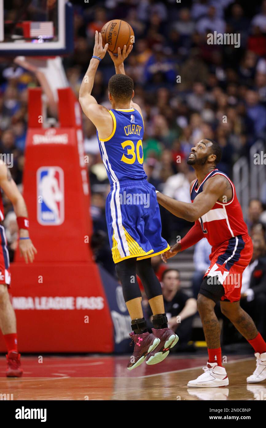 Golden State Warriors guard Stephen Curry (30) shoots over Washington ...