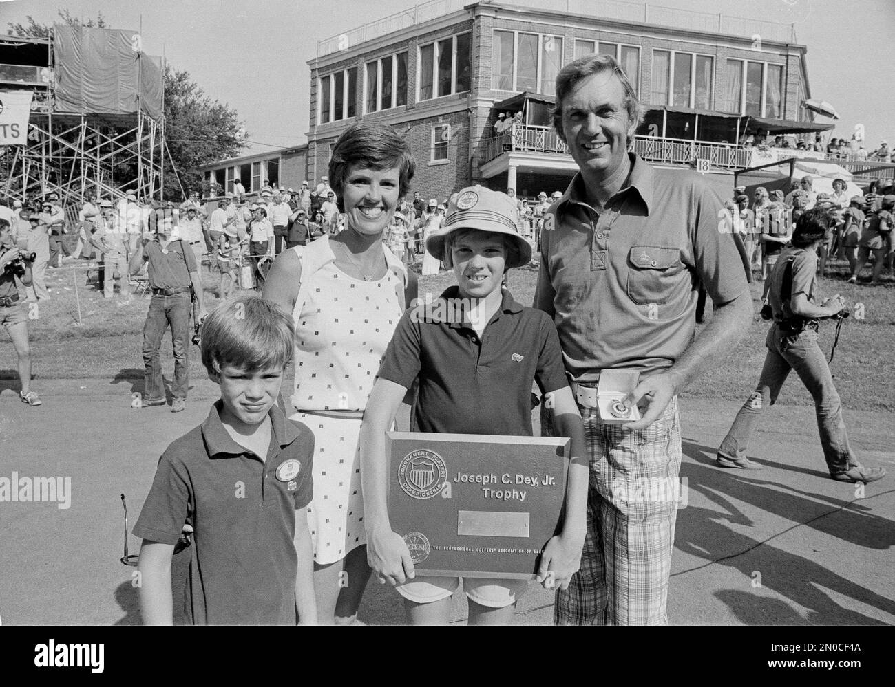 Al Geiberger of Silverlakes, Calif., poses with his wife Lynn, and sons ...