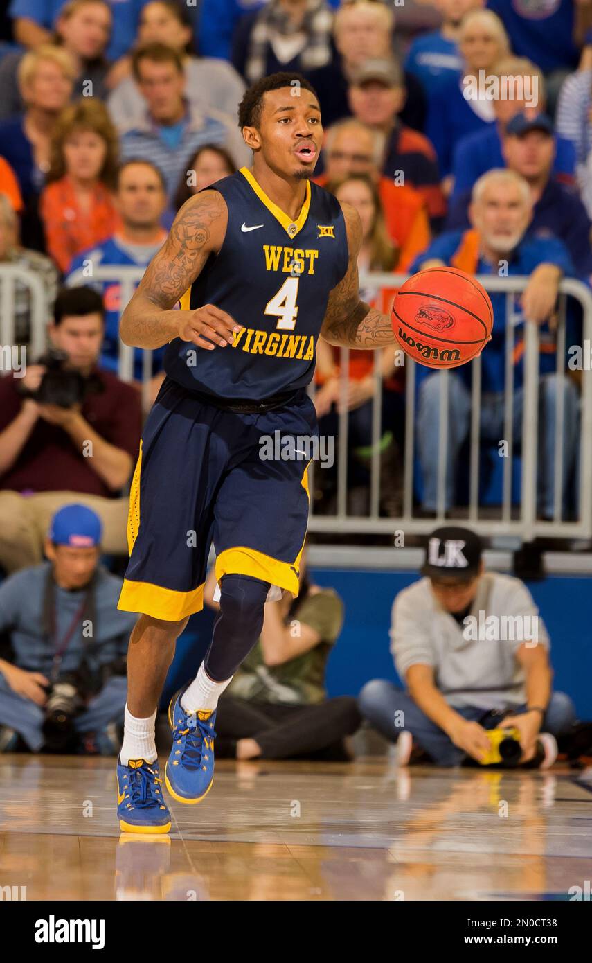 West Virginia guard Daxter Miles Jr. (4)dribbles the ball up the court ...