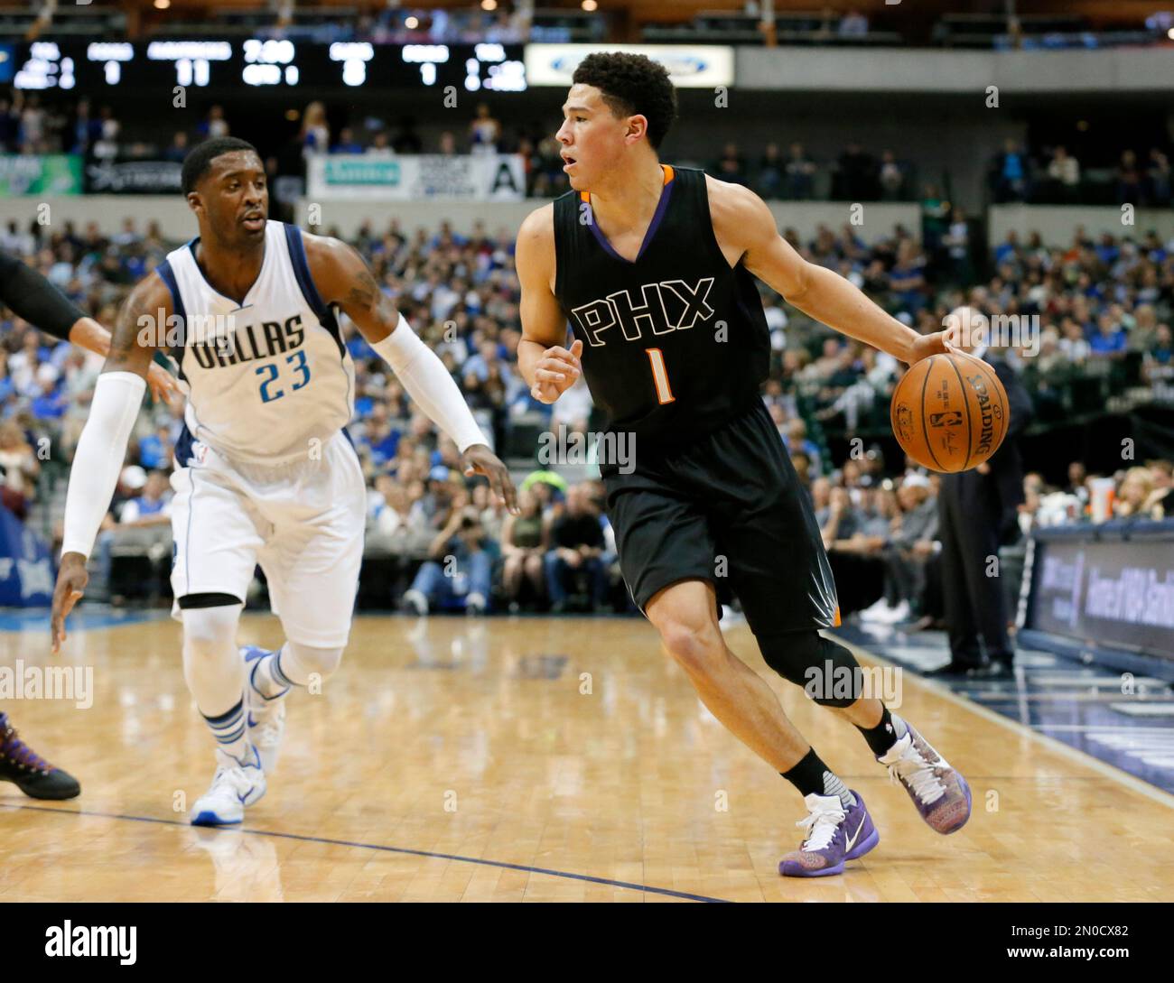 Dallas Mavericks guard Wesley Matthews (23) gives chase as Phoenix Suns ...