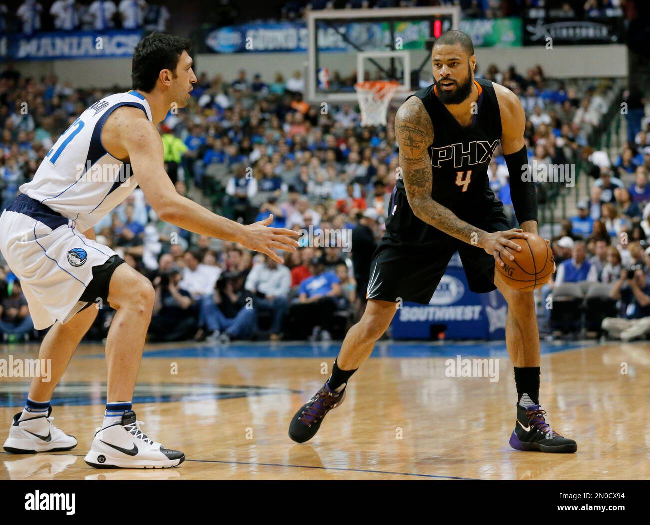 Dallas Mavericks' Zaza Pachulia (27) of Georgia guards as Phoenix Suns ...