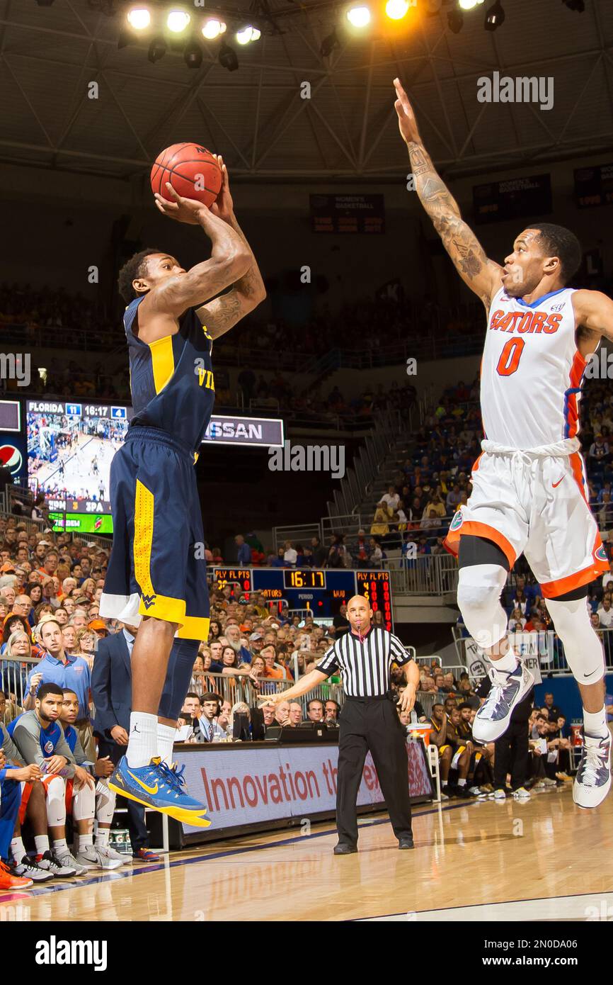 West Virginia guard Daxter Miles Jr. (4) shoots over Florida guard ...