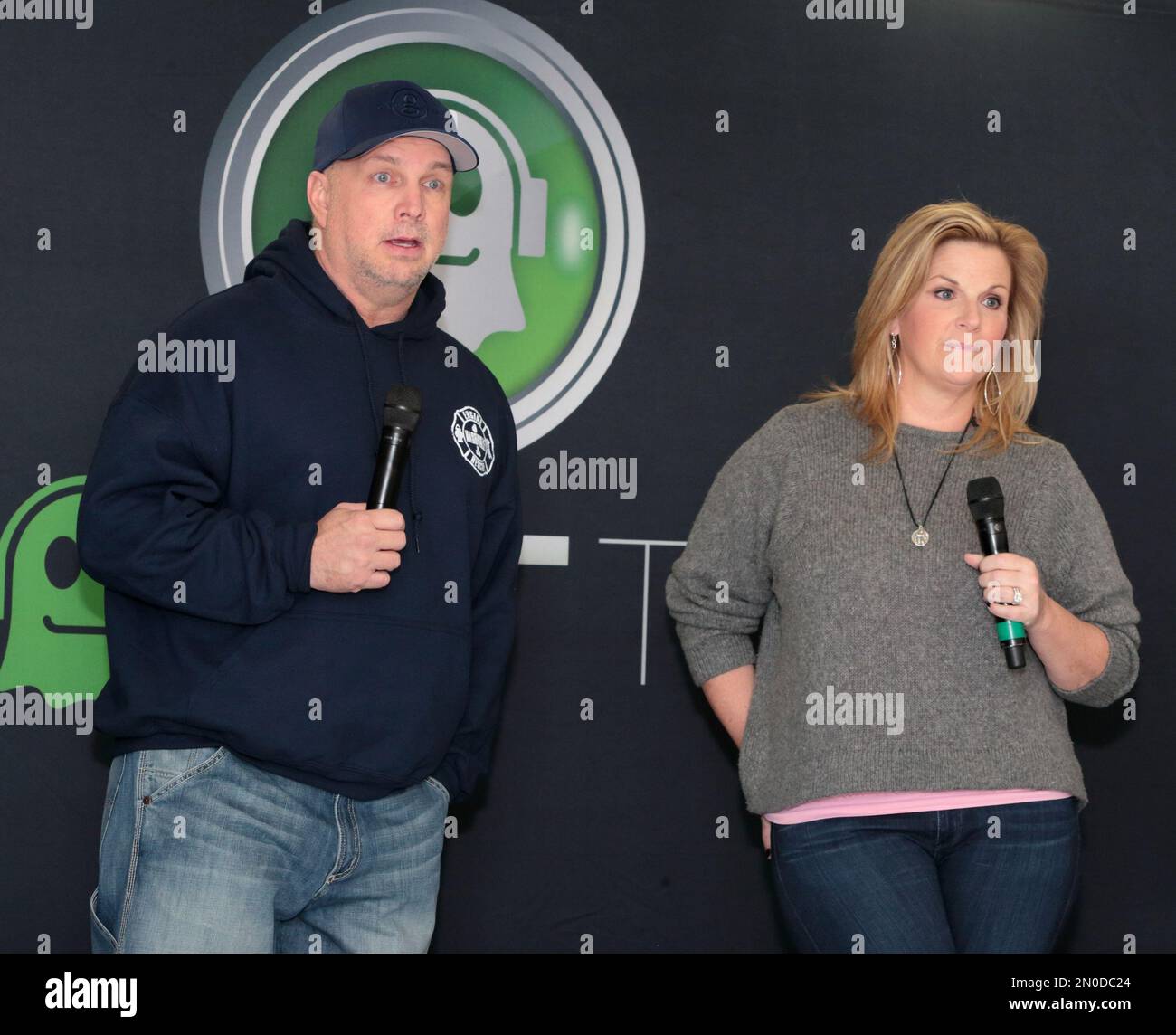 Garth Brooks and Trisha Yearwood meet with members of the press before ...