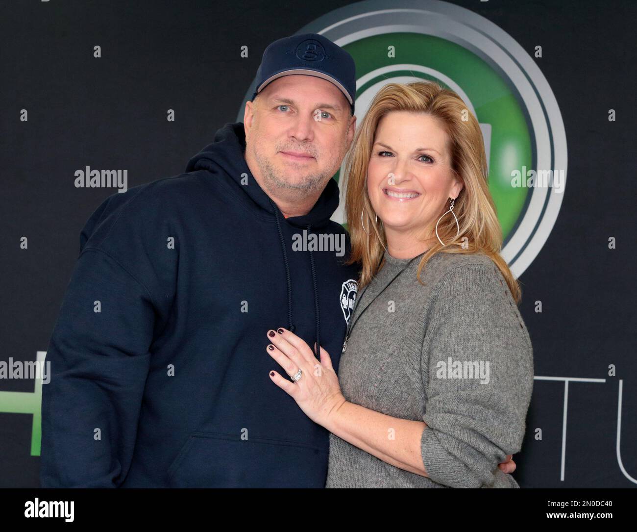 Garth Brooks and Trisha Yearwood meet with members of the press before ...
