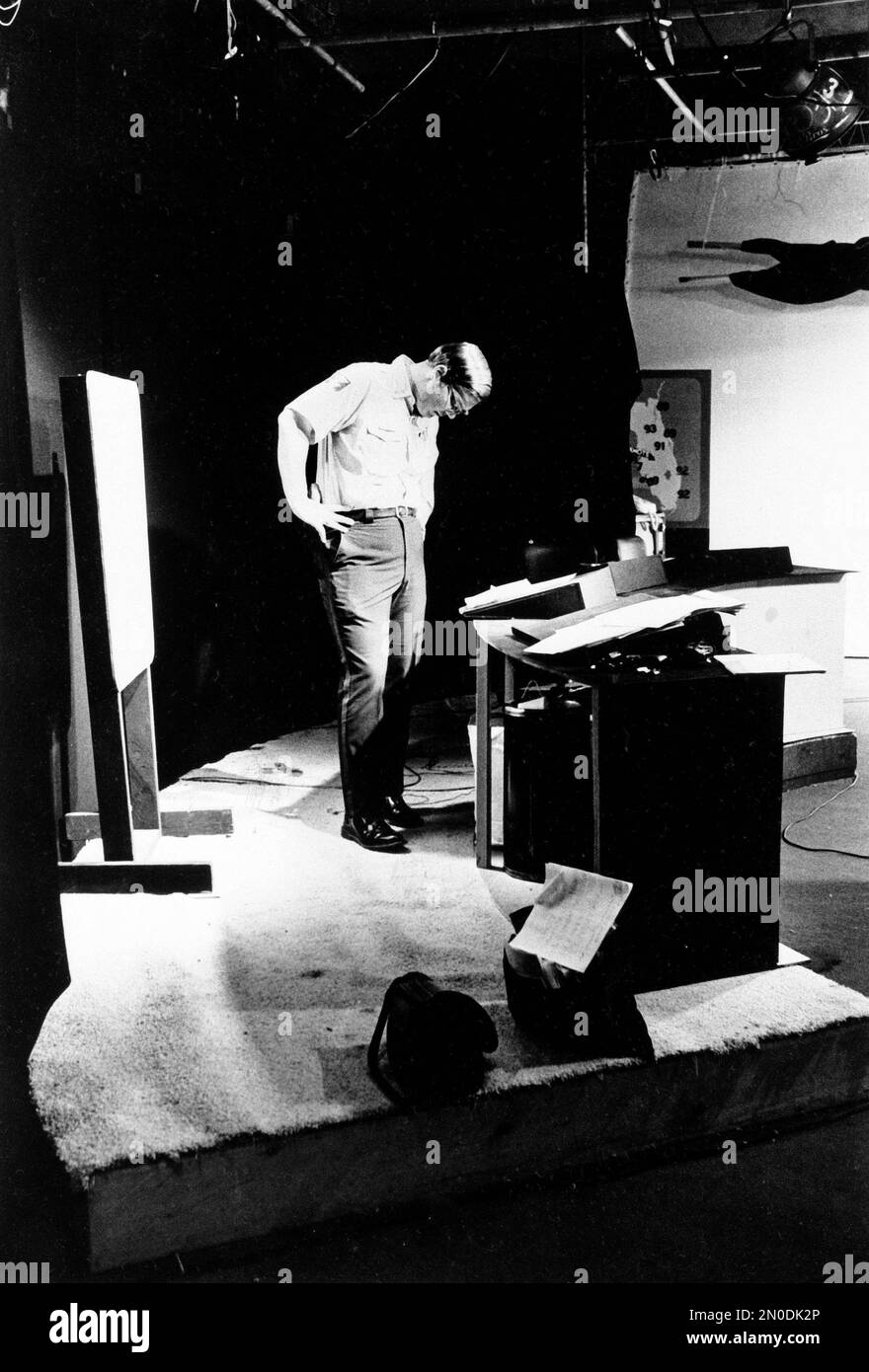 At the feet of a Sarasota county sheriff's deputy is a shopping bag ...