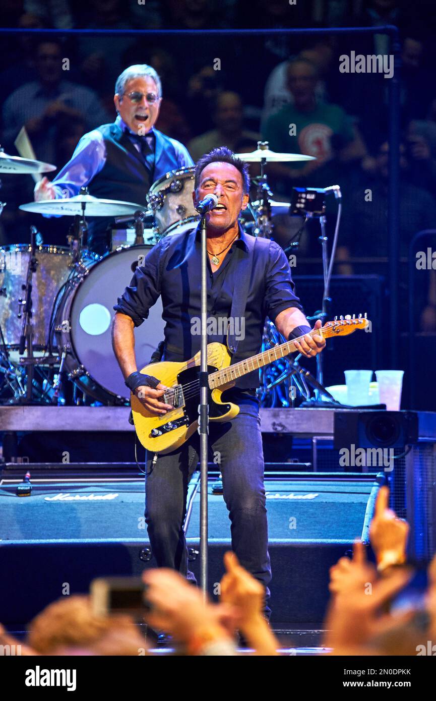 Bruce Springsteen and Max Weinberg performs with the E Street Band at ...