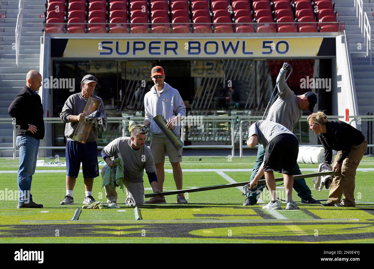 NFL Field Director Ed Mangan, left, supervises painting on the 50-yard ...